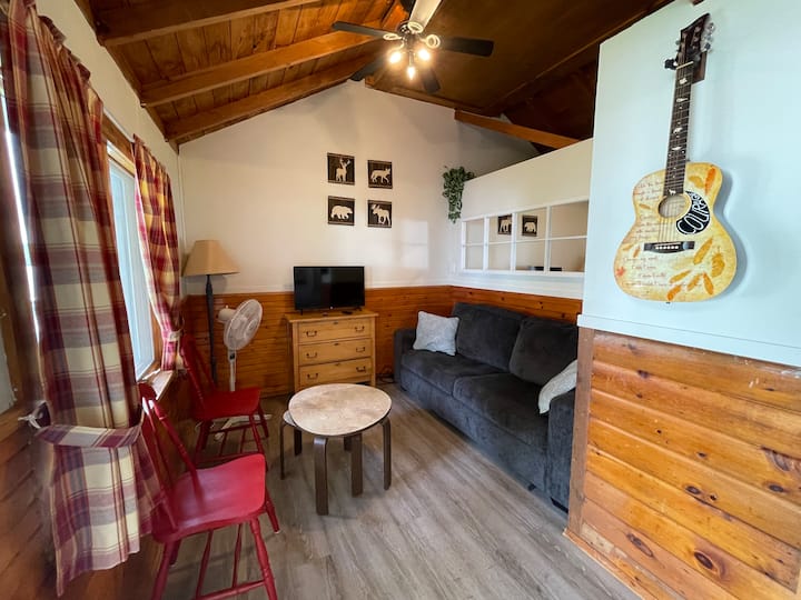 Bobcaygeon Resort - Cottage #4 Grace (Sleeps 6) - Bobcaygeon