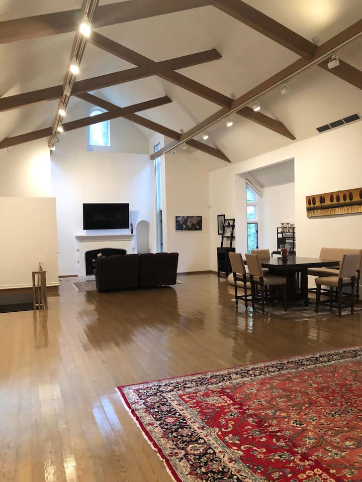 Huge Gallery Apt , Free  Parking Prime  Location - Villanova, PA