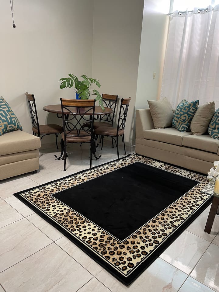 Beautiful 2 Br Apt Near Devon House In Kingston - Kingston