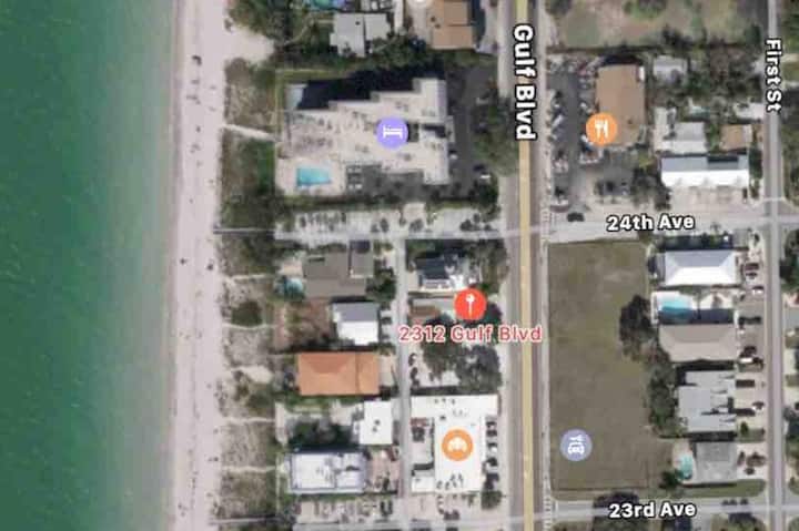 “Filomena’s Flat” Cozy Gulfside Beach Apartment - Indian Rocks Beach, FL