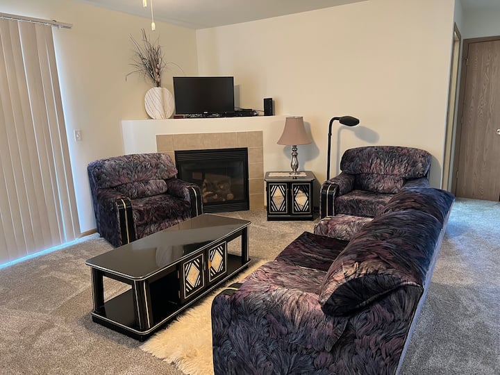 Lovely 2 Bedroom Condo With Indoor Fireplace - Davenport, IA