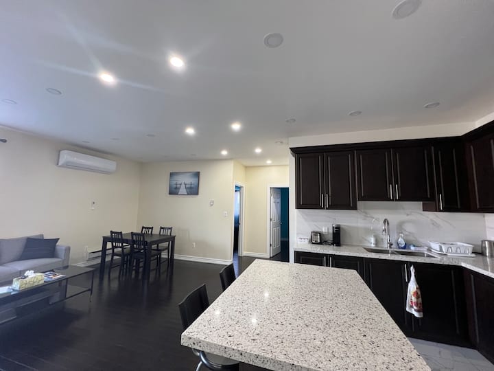 Beautiful Modern Getaway Right By The Falls Unit 2 - Niagara Falls