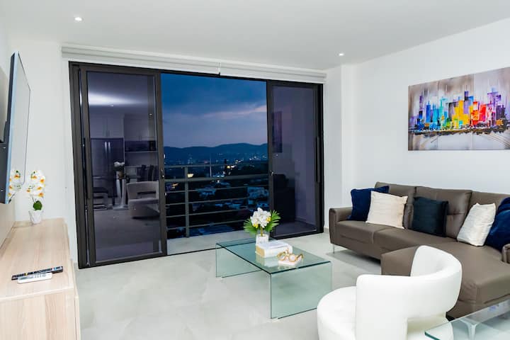 Luxury 3 Bed 3 Bath Condo With View & Free Parking - San Salvador