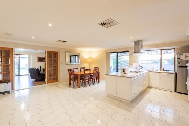 Spacious Cosy Home Close To Fiona Stanley Hospital - Perth