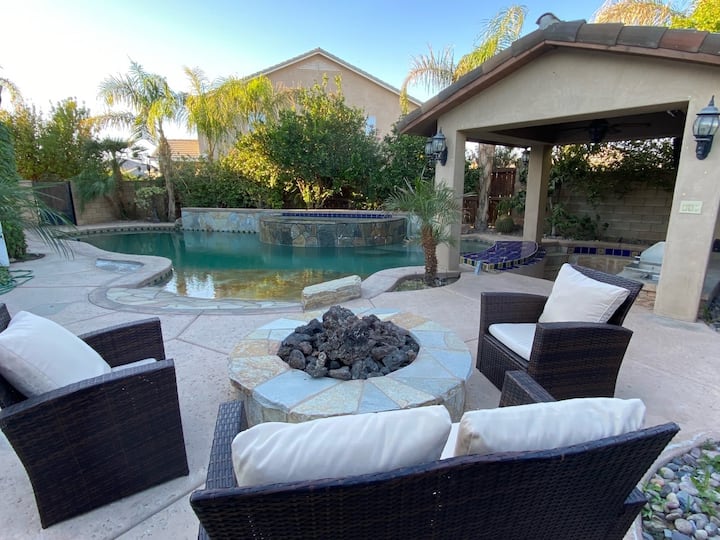 6 Bedrooms, 9 Beds, Swim Up Pool Bar Oasis W/ Golf - Joshua Tree National Park