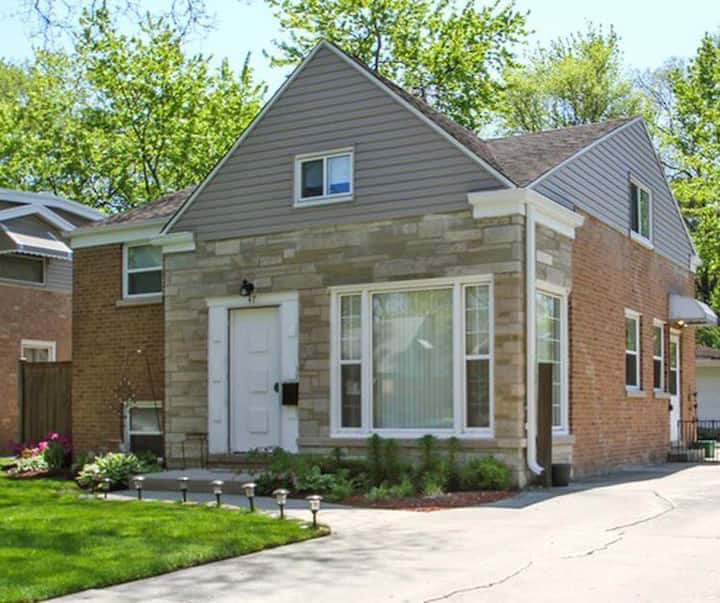 Hackberry Haven: Your Cozy Home Away From Home - Niles, IL