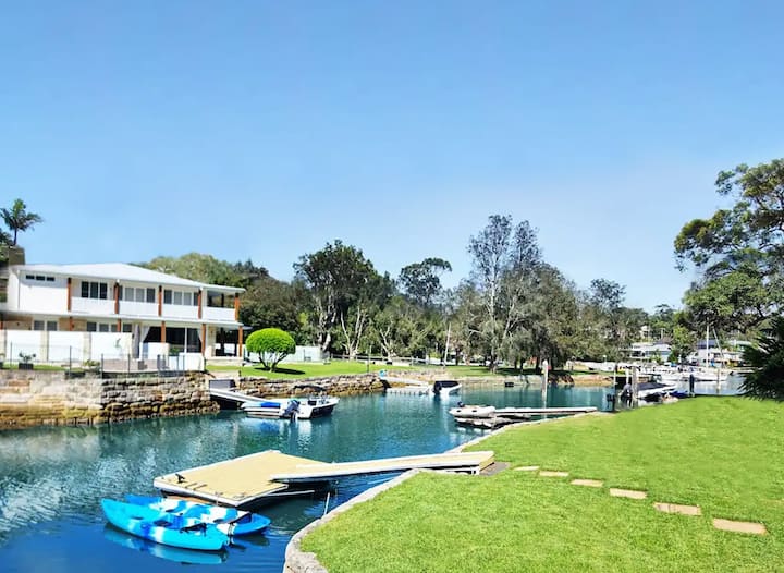 Holiday On The Waterfront. Swim, Kayak, Boat, Fish - Collaroy