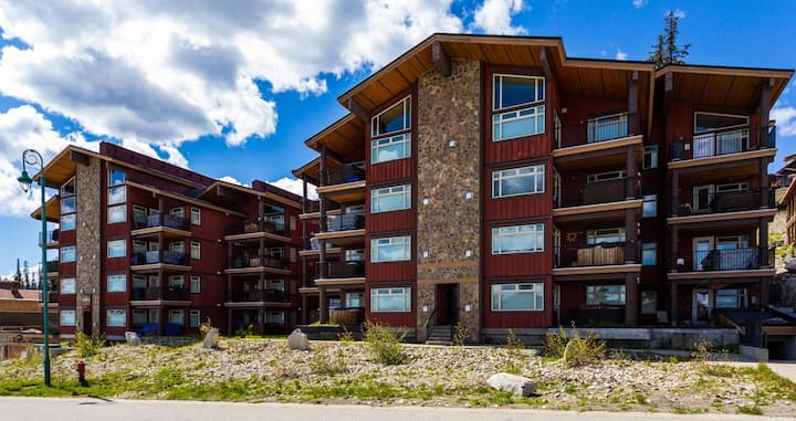 Big White Ski In/ski Out Condo With Hot Tub - Big White Ski Resort, BC