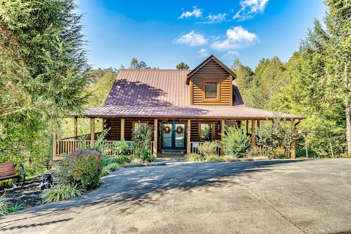Private Cabin With Hot Tub & Game Loft - Pigeon Forge, TN