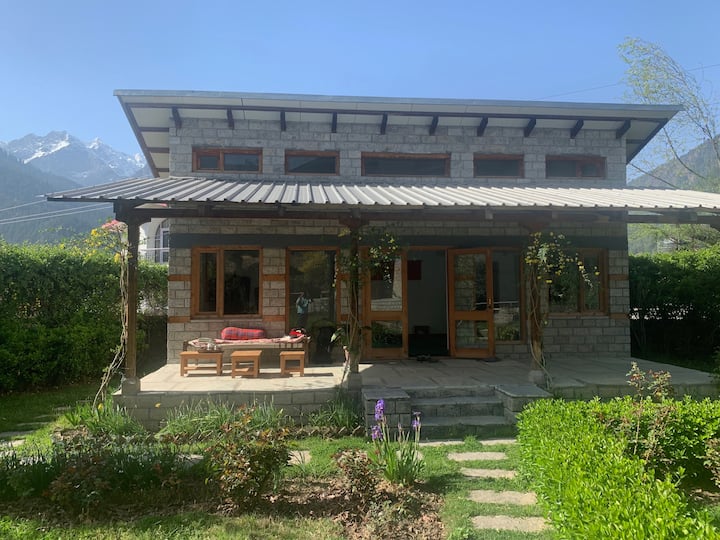 Prini Ropa - Studio - Manali