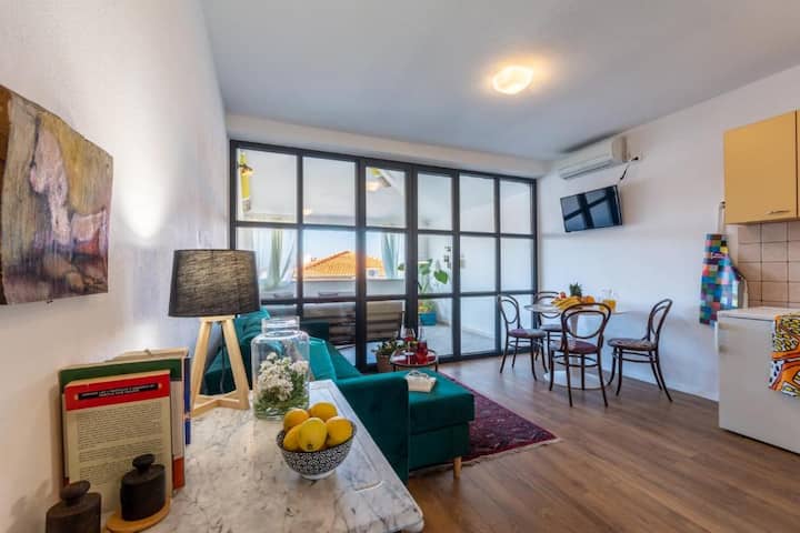 Apartments Lota 1 Br Apt W/ Terrace & Free Parking - Supetar