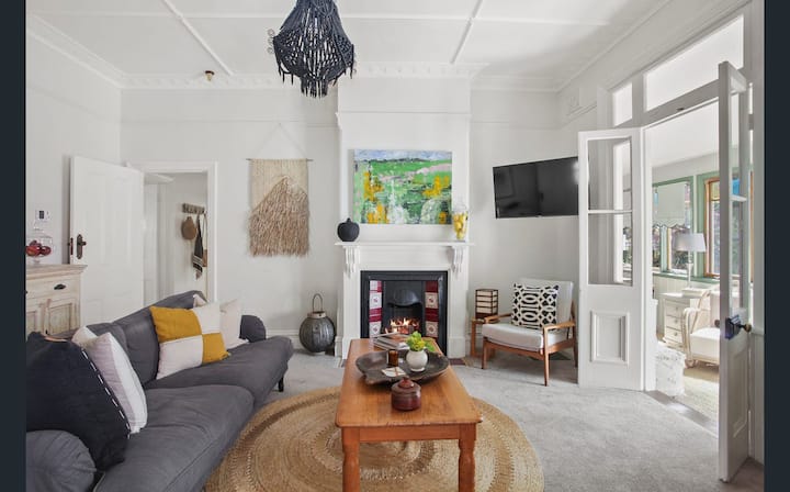 'Amira' - C1915 Luxury Home - 5min Walk To Mall - Leura