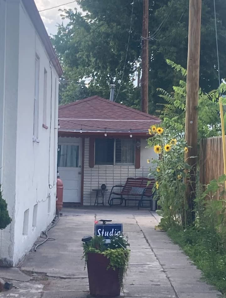 Cozy Cute Studio In Pretty Neighborhood - Pueblo, CO