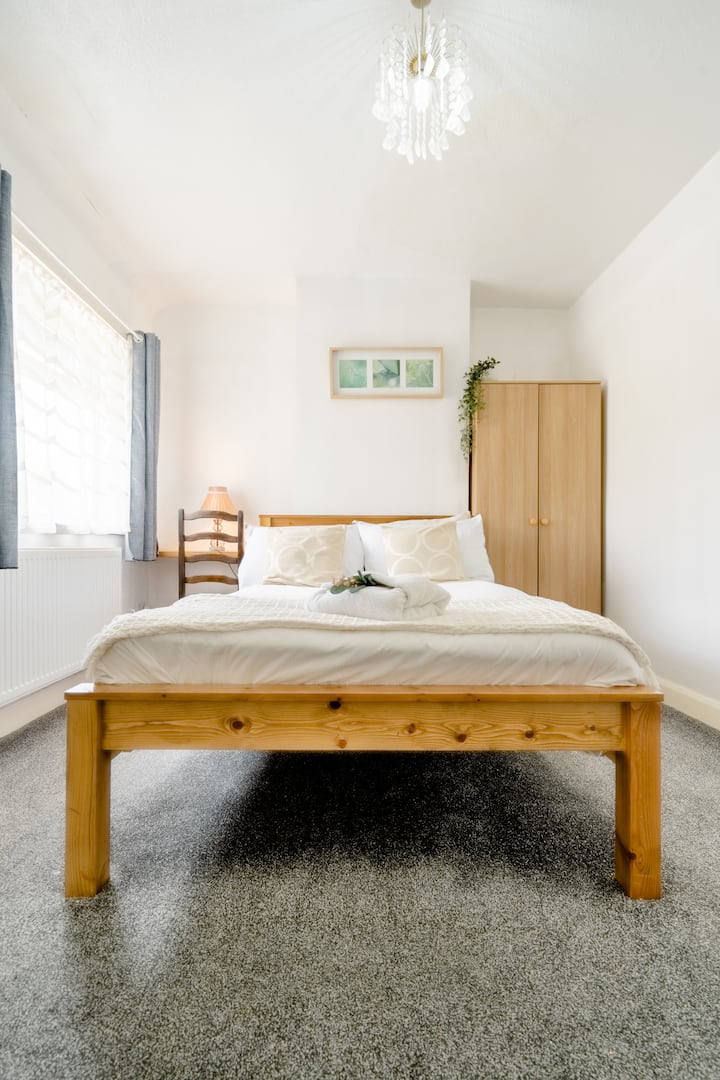 Spacious Cosy Bedroom 1 - Birmingham