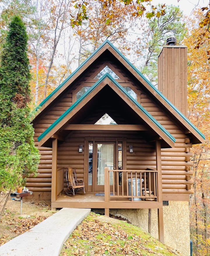 🐾Beary Cozy Cabin  Romantic Getaway/hottub. - Wears Valley, TN