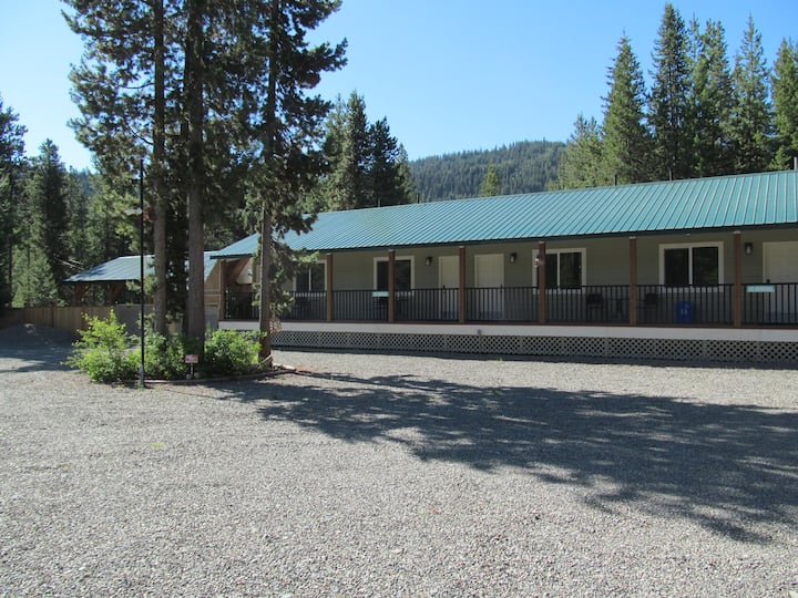 Comfortable, Cozy Suite - Manning Park