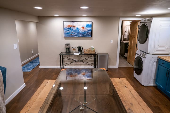Clean 2-bedroom Apartment  Walk To Downtown! - Bozeman, MT
