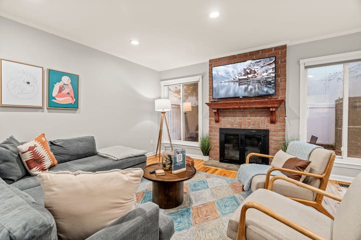 Townhome | Patio | Parking | Hosted By Stayrafa - Philadelphia, PA