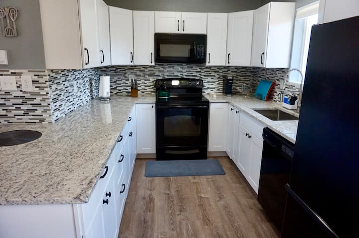 Midtown Charmer - Cozy Modern Home  (30+ Days) - Fort Collins, CO