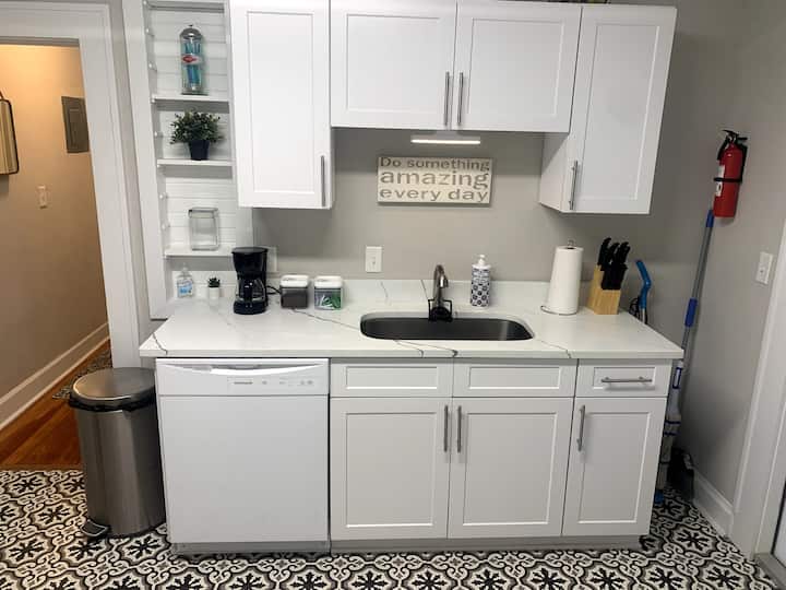 Stylish 1 Bedroom Unit In The Heart Of St. Pete - Saint Petersburg, FL