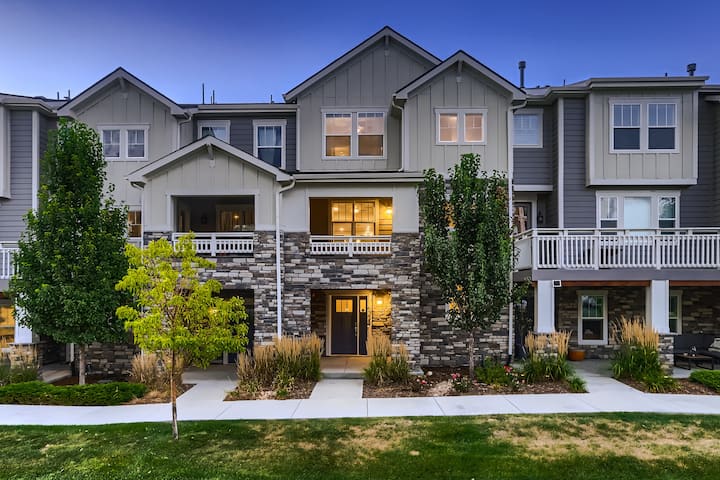 Beautiful 3 Bedroom Townhome With Pool - Westminster, CO
