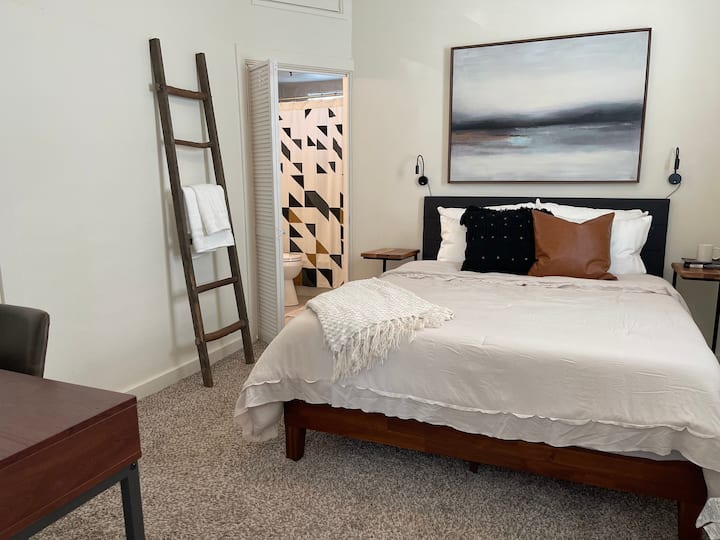 Magnolia House | Cozy Downtown Cottage W A Pool! - Redding, CA