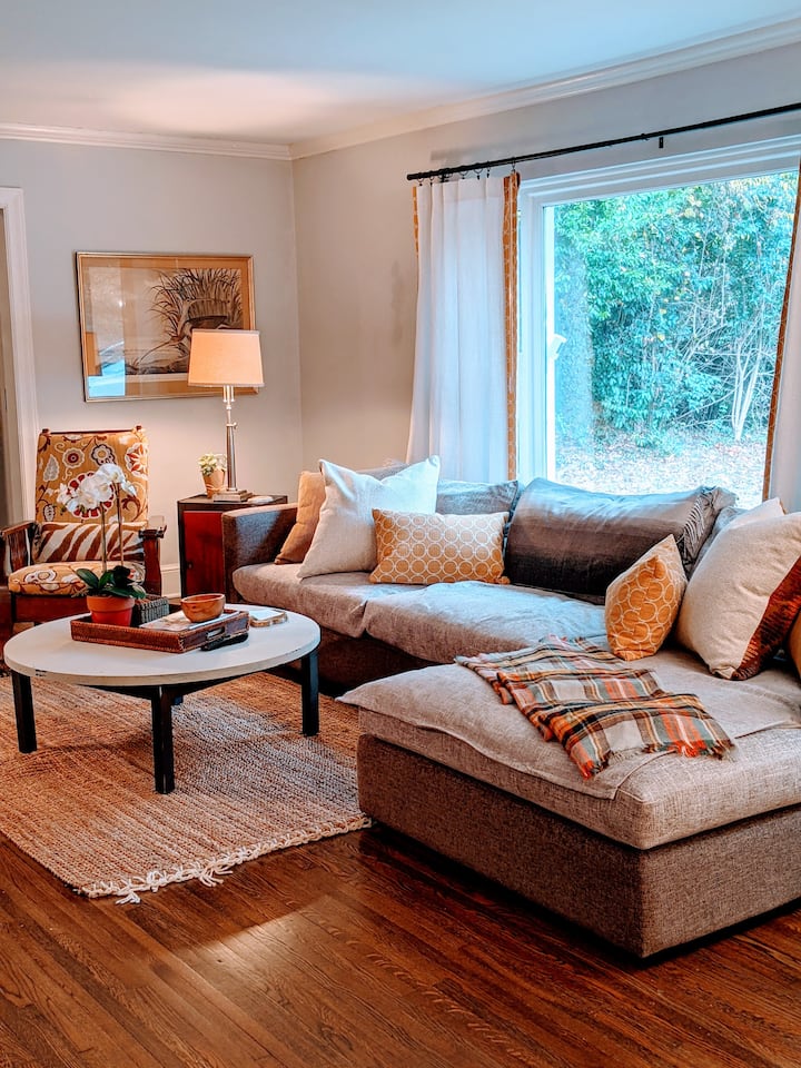 Nature-filled 3 Bedroom Bungalow Near Center City - Charlotte, NC