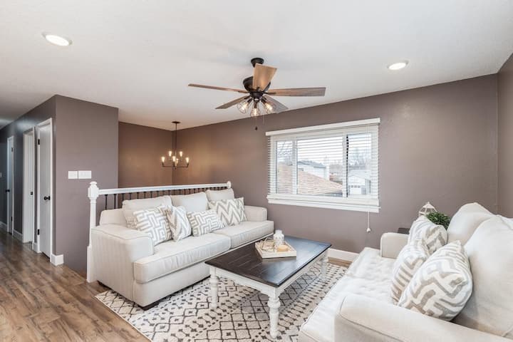 Spacious, Clean, And Beautifully Remodeled Home. - Cheyenne, WY