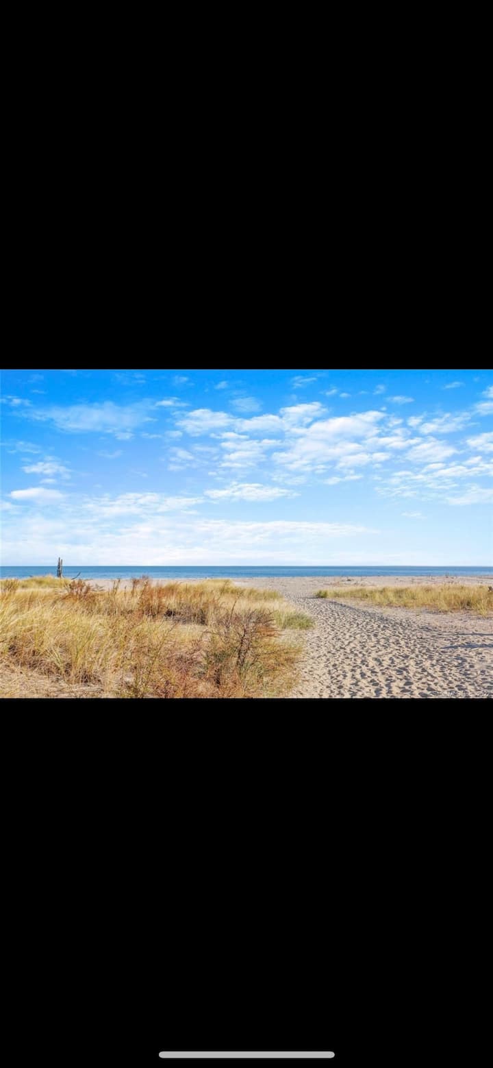 Cozy, Two-bedroom, Beach Cottage. - Stratford, CT