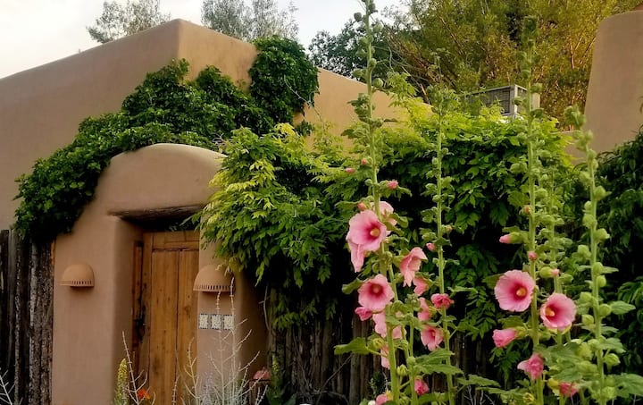 Santa Fe Lovely Spacious Studio Casita - Santa Fe, NM
