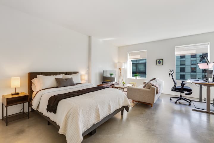 Soma Studio W/ Work Setup - 9961 - Treasure Island - San Francisco