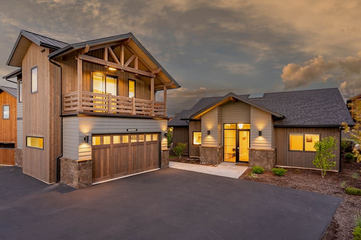 Modern, Hottub, Mt/town Shuttle,  Dogs Ok, Firepit - Bend, OR