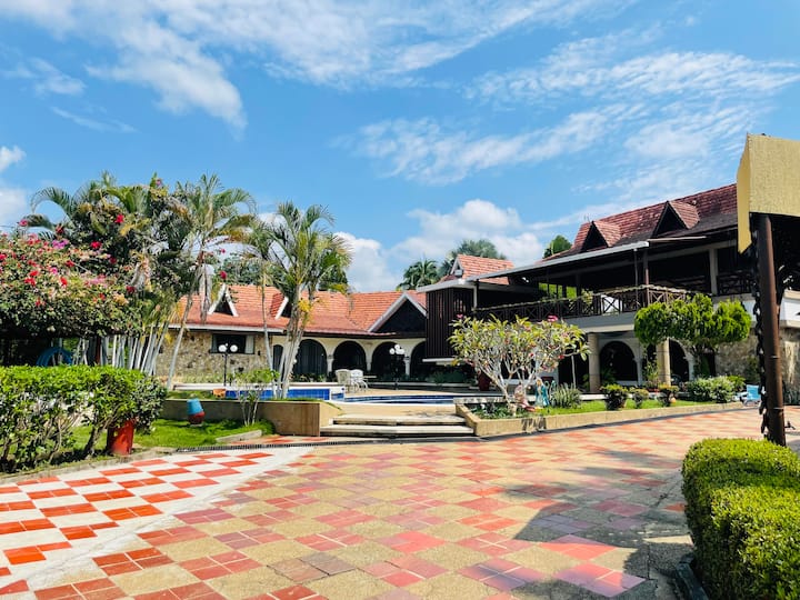 Marvelous 7-bedroom Villa With Pool And Fauna - Melgar