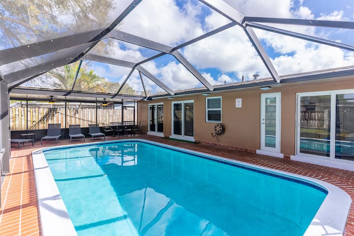 Cheerful 4 Bedrooms House With Pool And Game Room - Pembroke Pines, FL