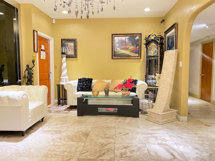 Unit D. Nice Private Furnished Room. Free Parking. - Santa Ana, CA