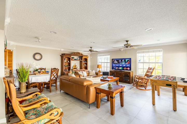 Beautiful Lake Home W/ Hot Tub - Doral, FL