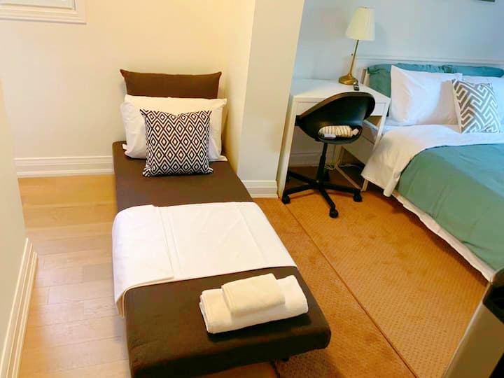 Serviced Deluxe Family Room With Ensuite Bathroom - Toronto