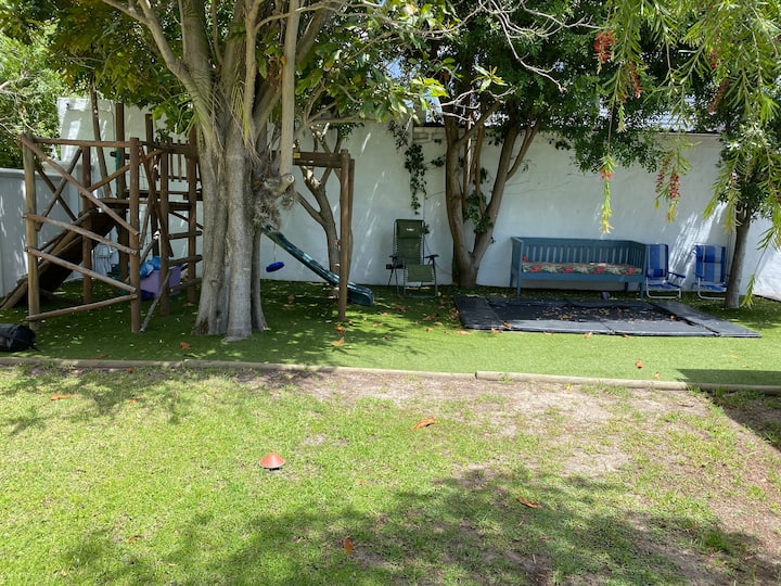 Bright & Cheerful 3 Bedroom House With Pool - Cape Town