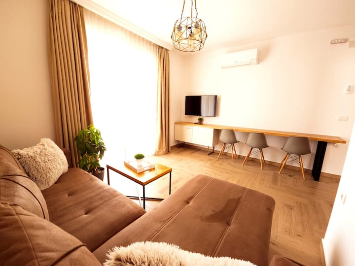 1-bedroom Serviced Apt With Parking/housekeeping - Montenegro