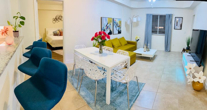 New Furnishings Centrally Located Bike To Beach - Naples, FL