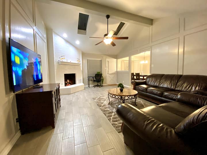 3 Bedrm Home: 4tvs, Work Desk, Close To Everything - Midland, TX