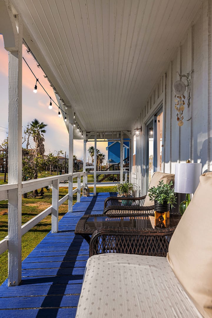 Charming Water View Bungalow. - Seabrook, TX