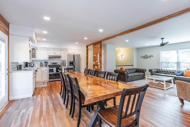 4 Br 3 Bath 9 Beds! Hot Tub, Pool, Movie Room! - Lexington, KY