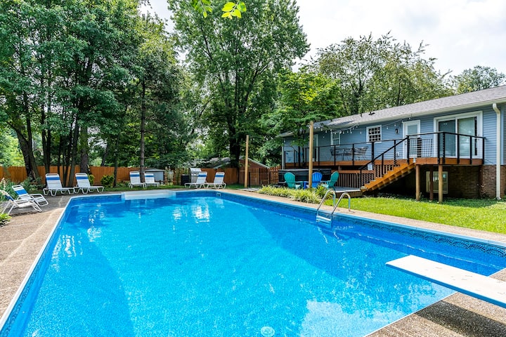 4 Br 3 Bath 9 Beds! Hot Tub, Pool, Movie Room! - Lexington, KY