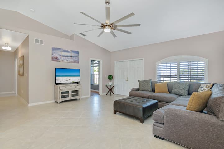 Modern 4- Bedroom House Just 5 Mins From Beach - Naples, FL