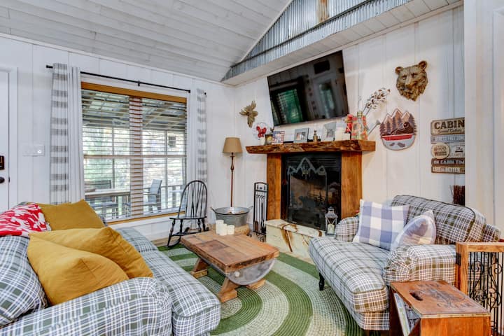 2/2 Lakefront Cabin W/ Fire Pit - Pets Welcome! - Hot Springs, AR