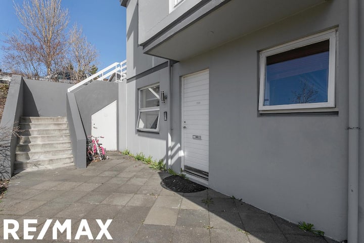 Cozy Apt. With Private Parking - Reykjavík
