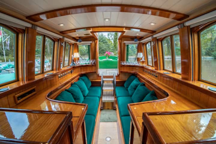 Falcon, A Delightful 3-bed Houseboat - Wales