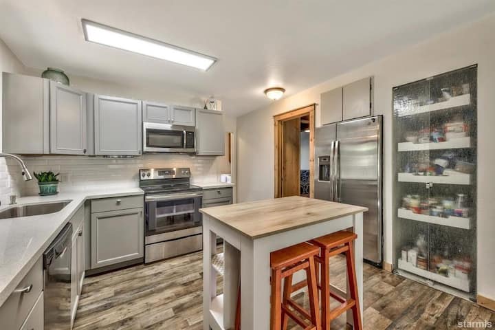 Great Location, Spacious 3-bdrm Cabin With Hot Tub - South Lake Tahoe, CA