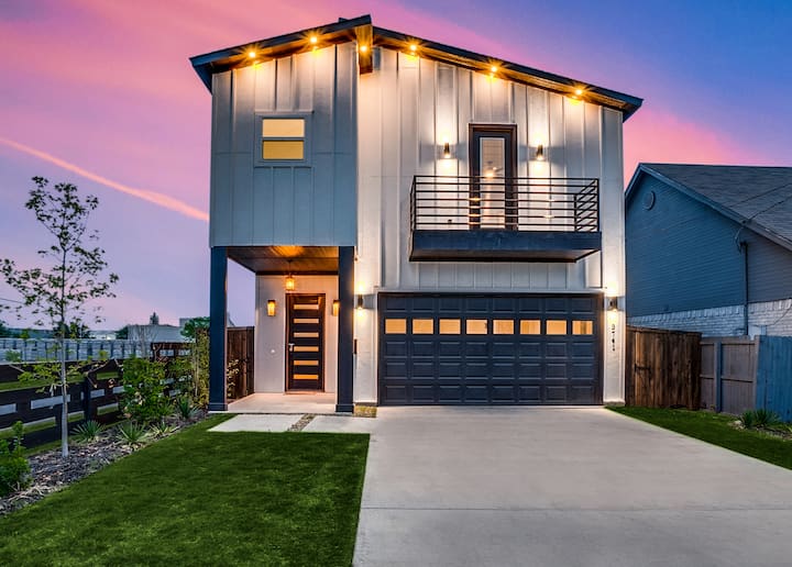 Upscale & Spacious Retreat: 5* Location ~ Fire Pit - Dallas, TX